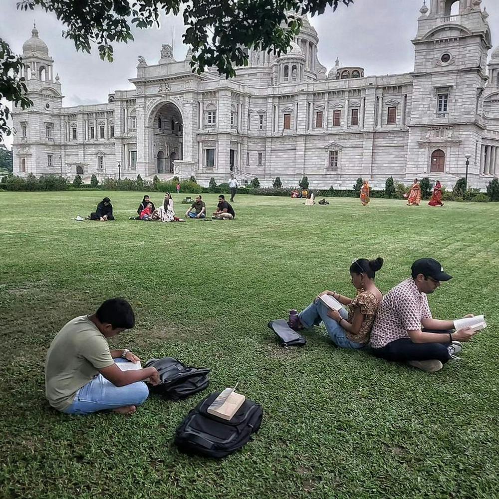 Victoria Memorial Reads: Kolkata's Silent Reading Community | LBB